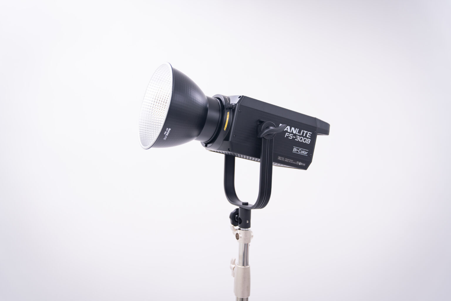 Equipment – 撮影機材（無料） | 大阪・西中島のレンタルフォトスタジオ | Crit Lab